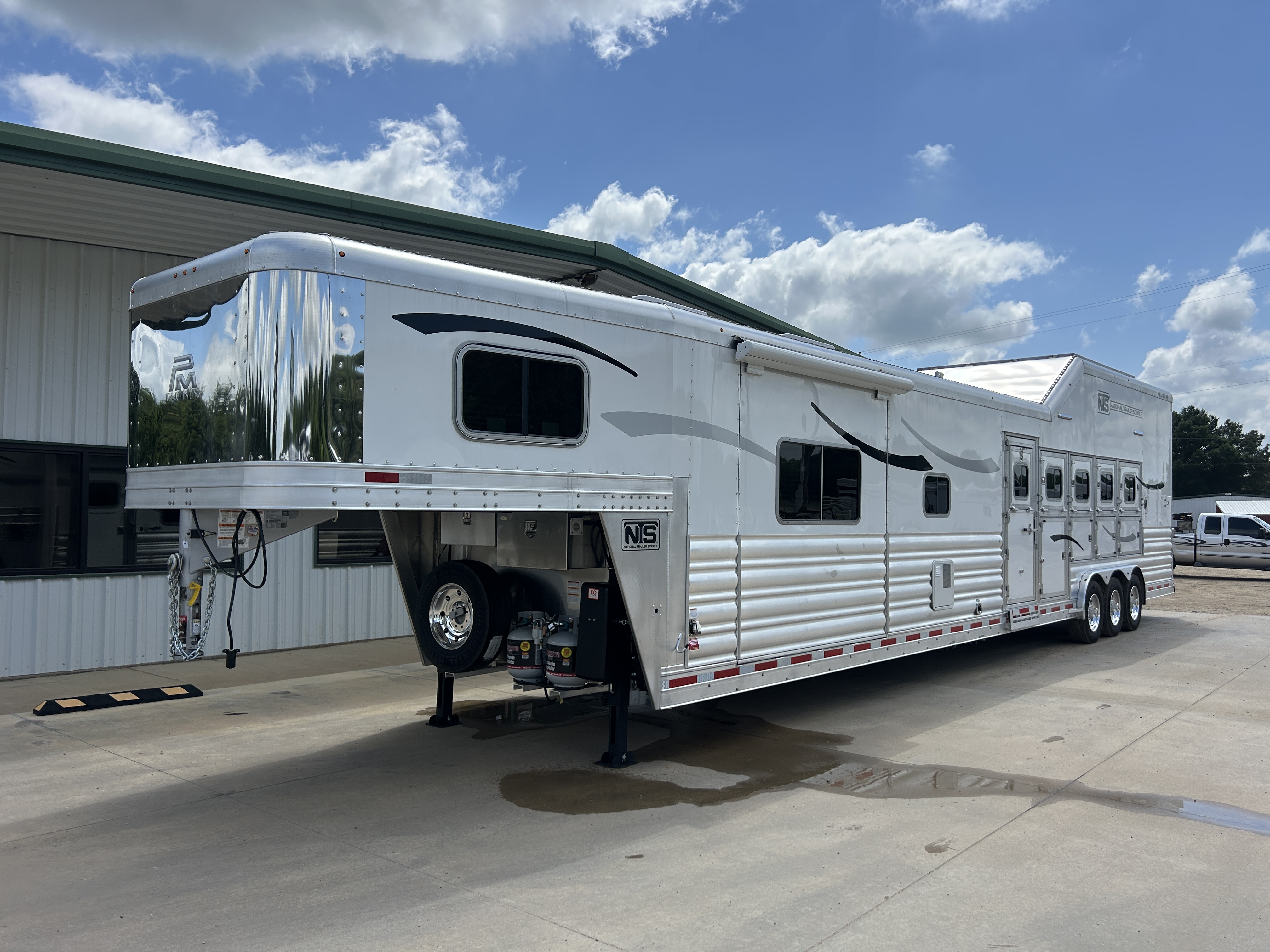 2026-Platinum-5-Horse-Side-Load-with-17’9″-Outlaw-Conversions-41036 ...